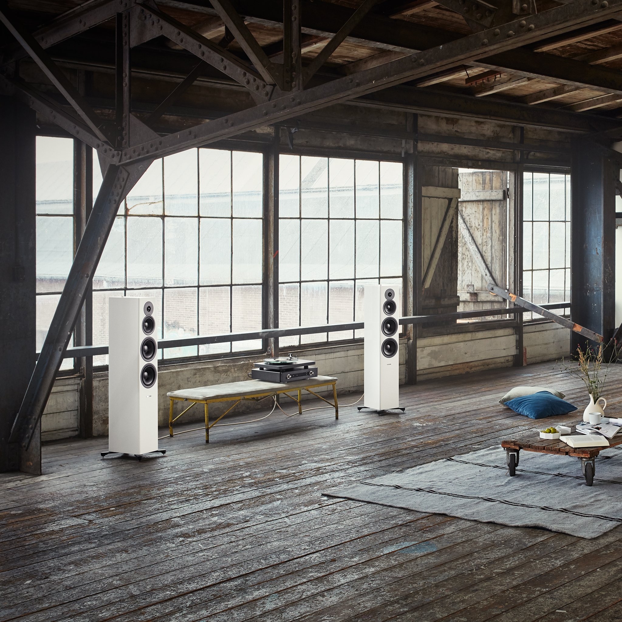 Evoke 50 | Floorstand | Make a statement